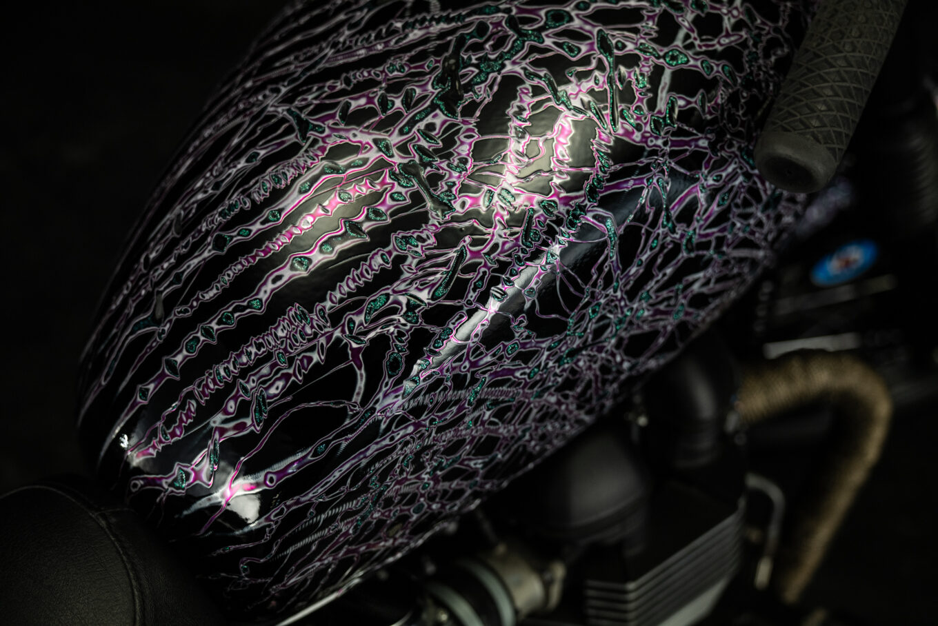 UNDULATION : TRIUMPH BONNEVILLE T100 | BADLAND BLACK